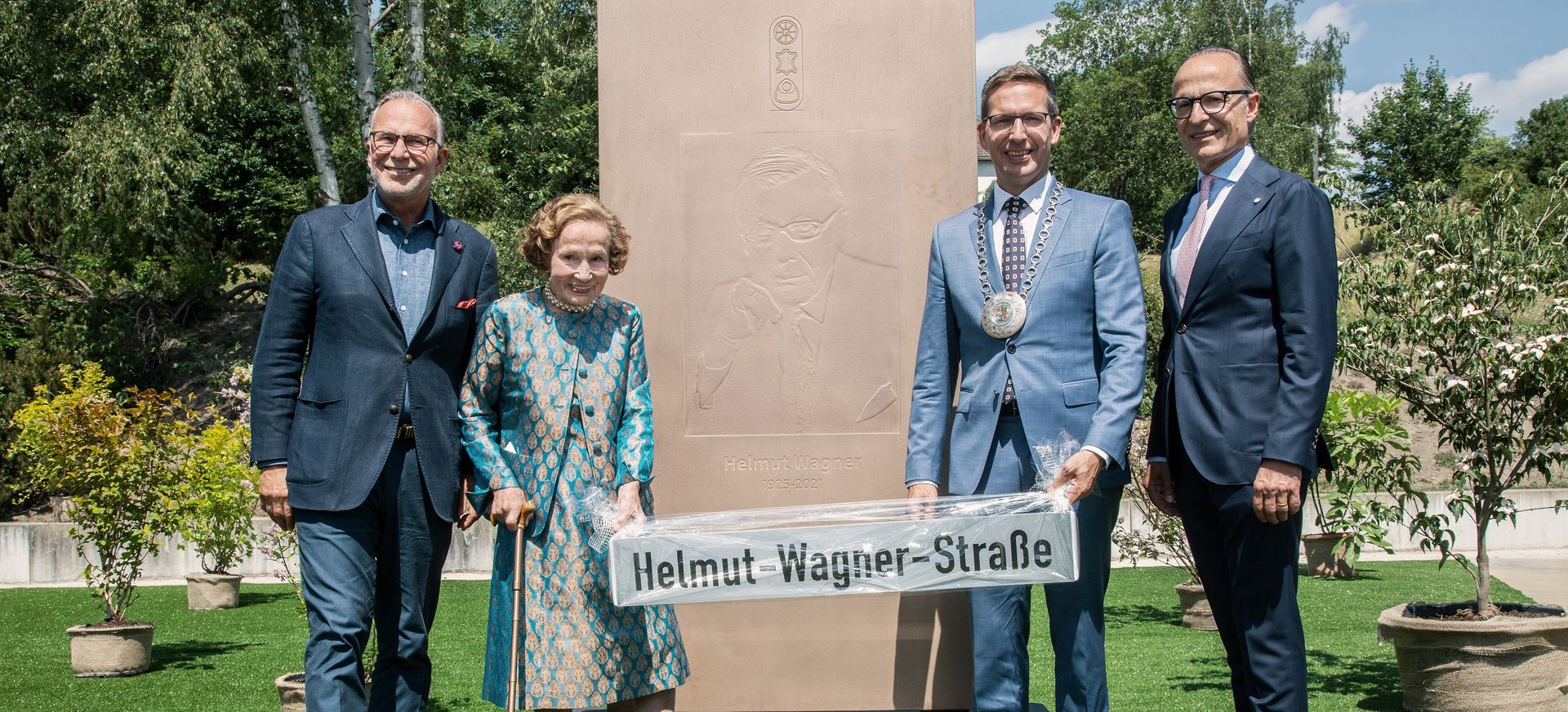 Monument unveiled and street renamed in honour of Helmut Wagner | REHAU