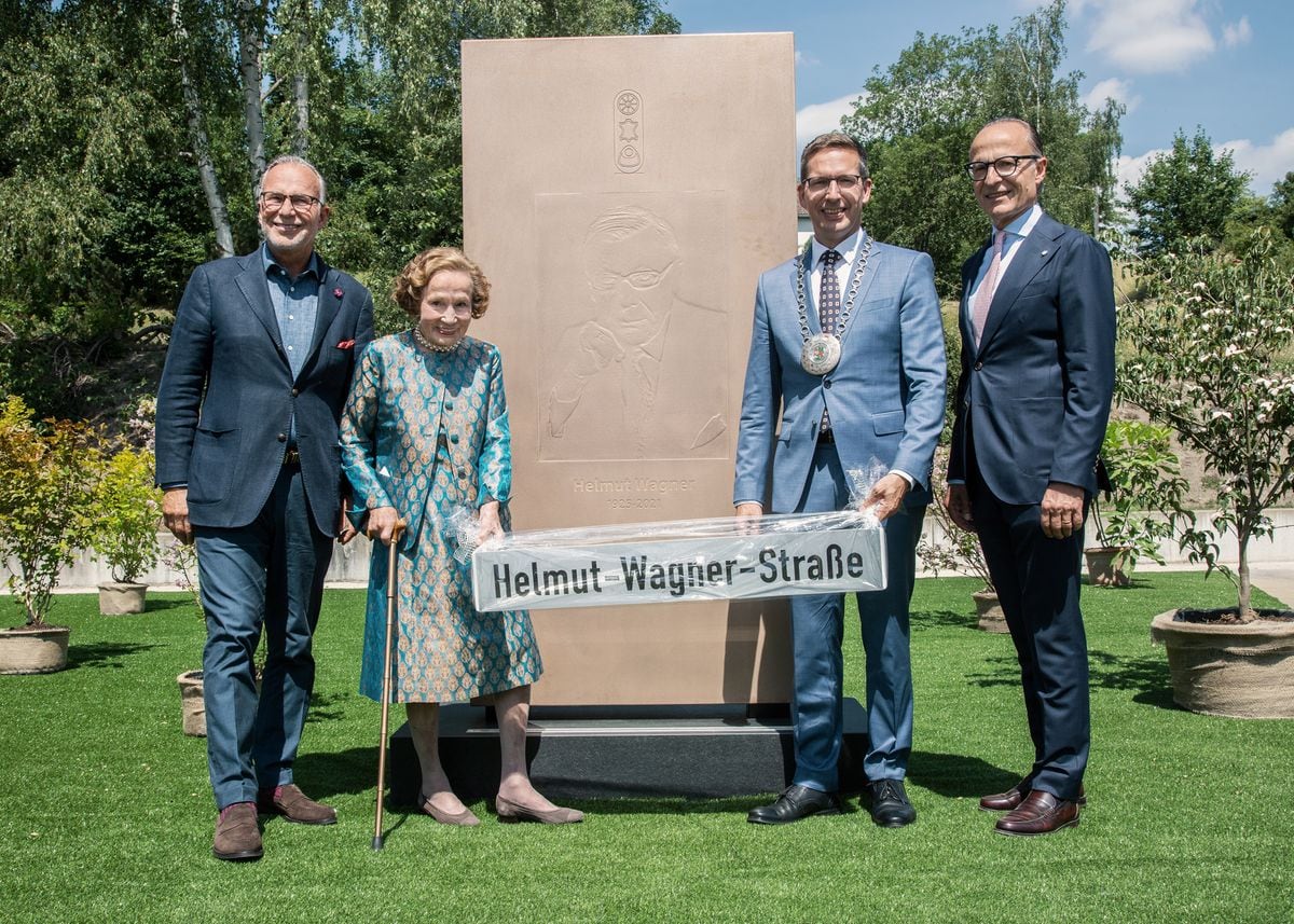 Monument unveiled and street renamed in honour of Helmut Wagner | REHAU