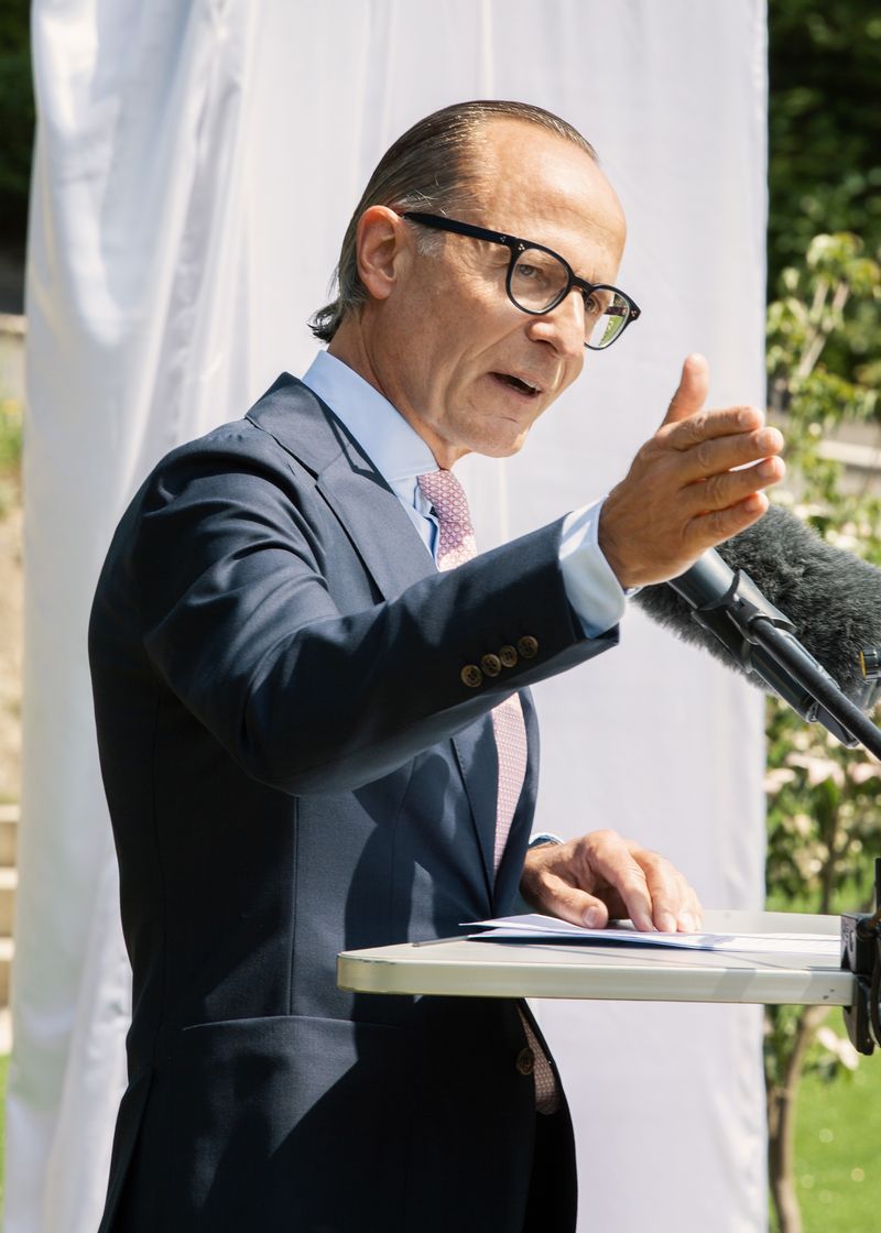 Monument unveiled and street renamed in honour of Helmut Wagner | REHAU