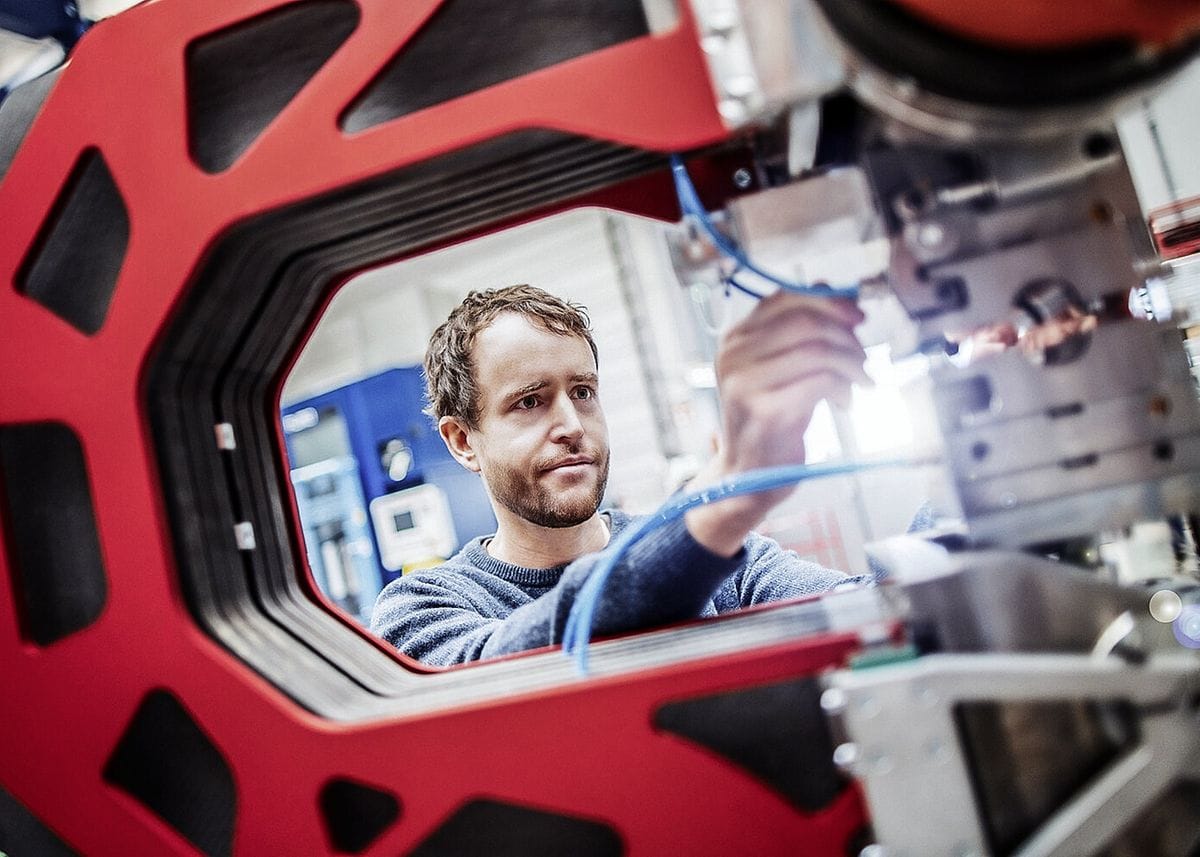 The flying injection molding machine | REHAU