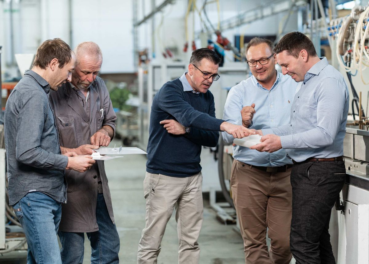 The flying injection molding machine | REHAU