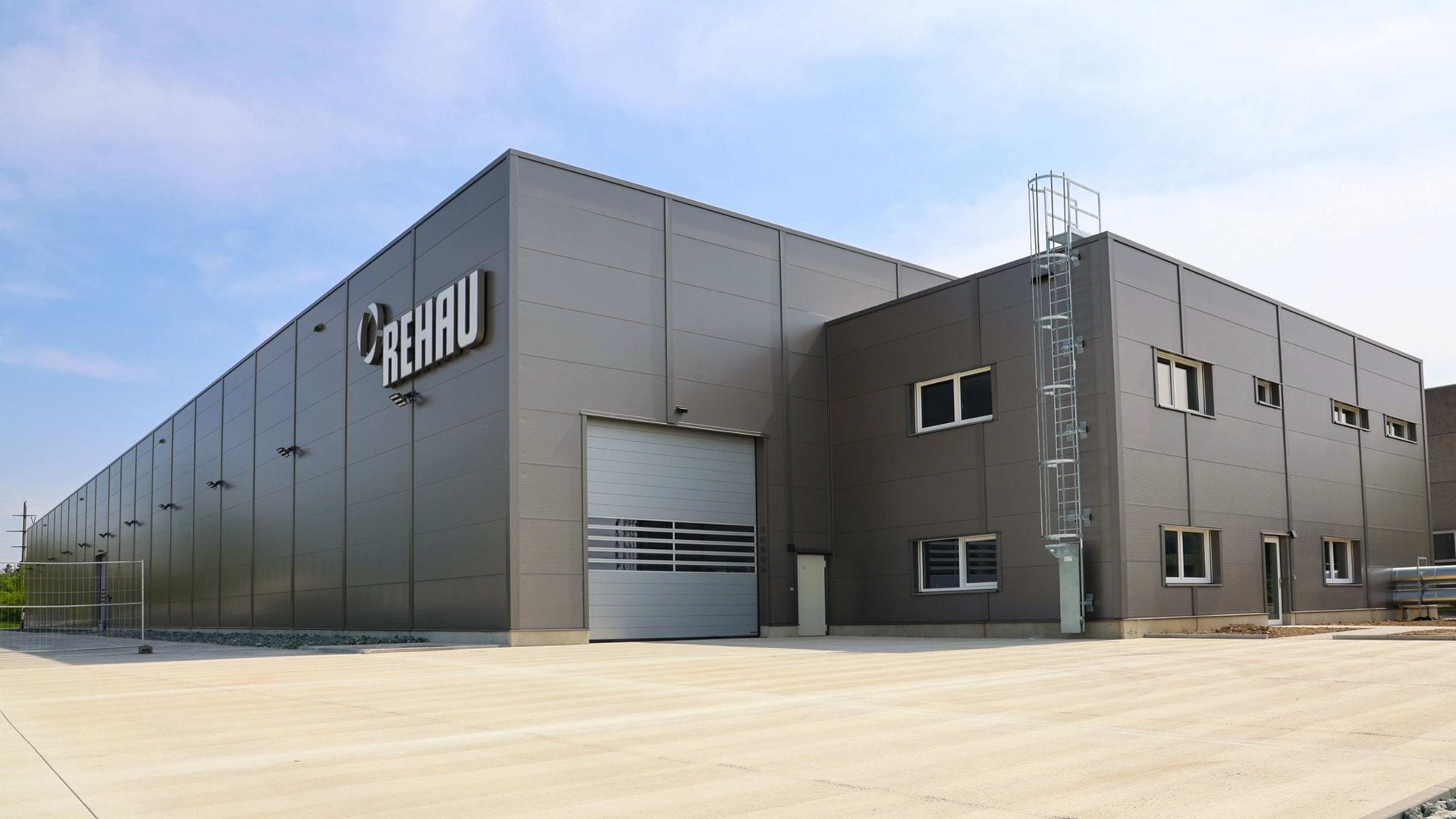 Opening of new production hall for conductor rails at the headquarters in Rehau | REHAU