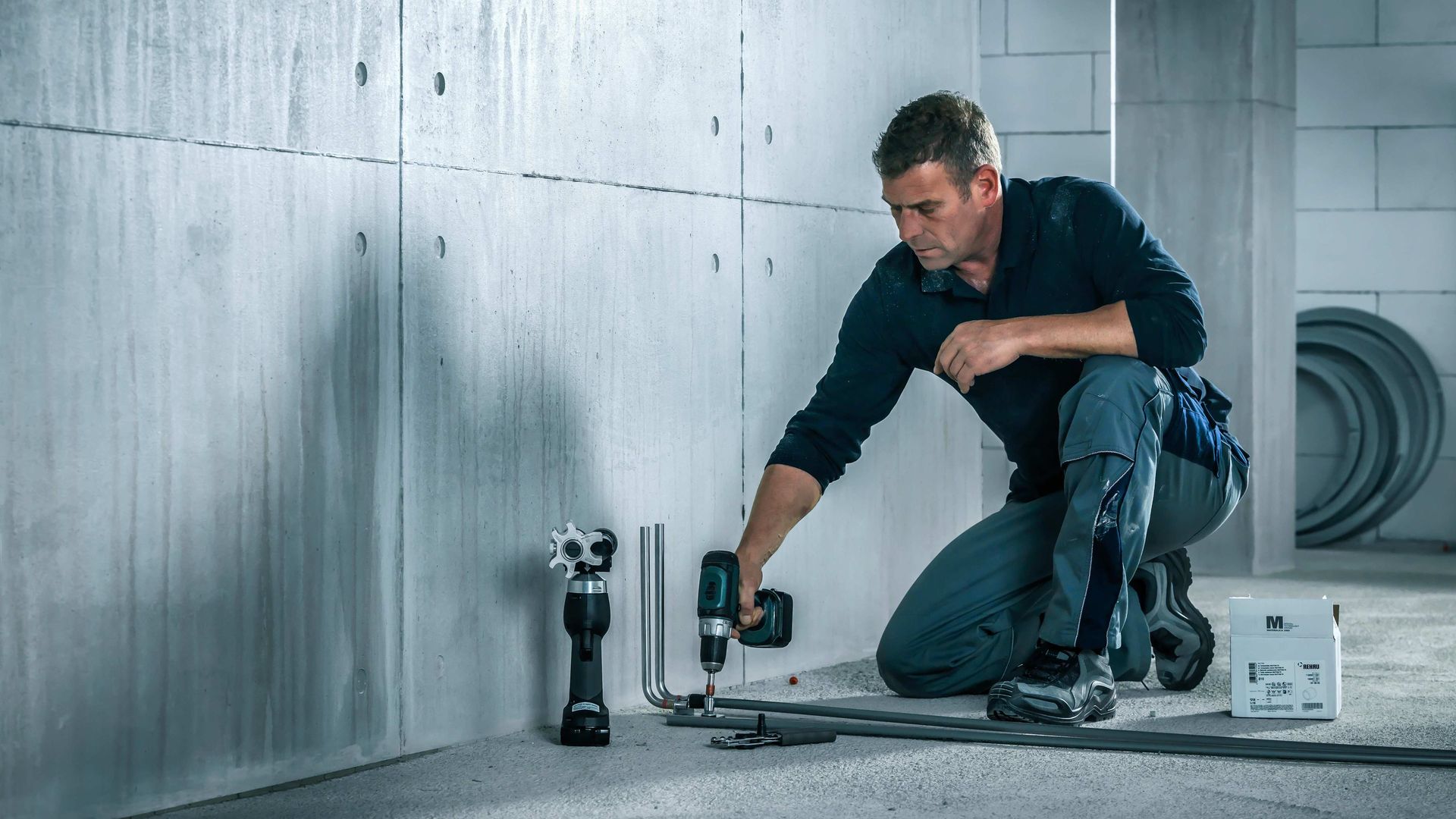 Instalimi i ujit të pijshëm dhe lidhja e radiatorit | REHAU