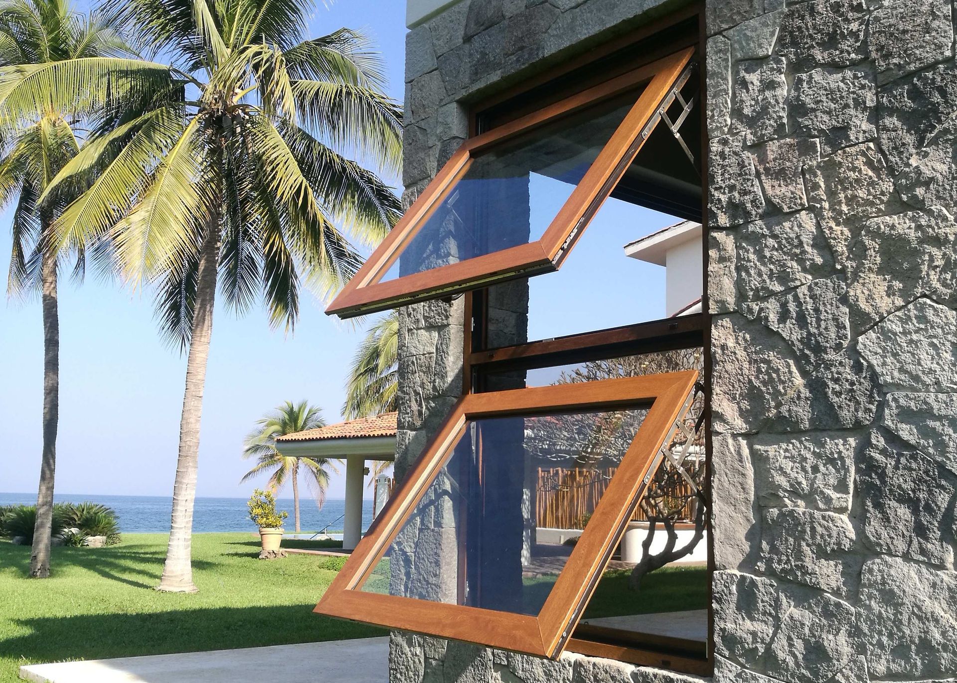 Ventanas Proyectantes | Ventanas y Puertas REHAU