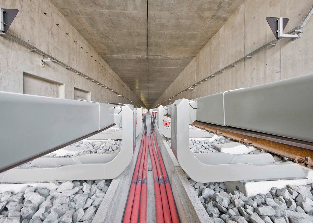 Third rail: REHAU systems for traction current supply